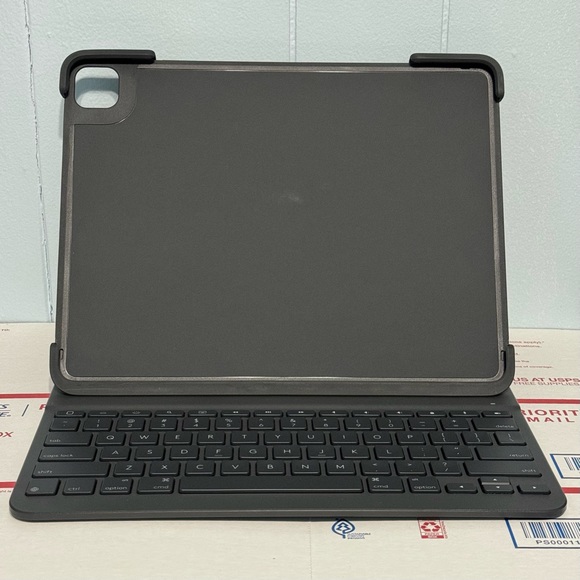 Logitech | Tablets & Accessories | Logitech Keyboard Case For Ipad Pro ...